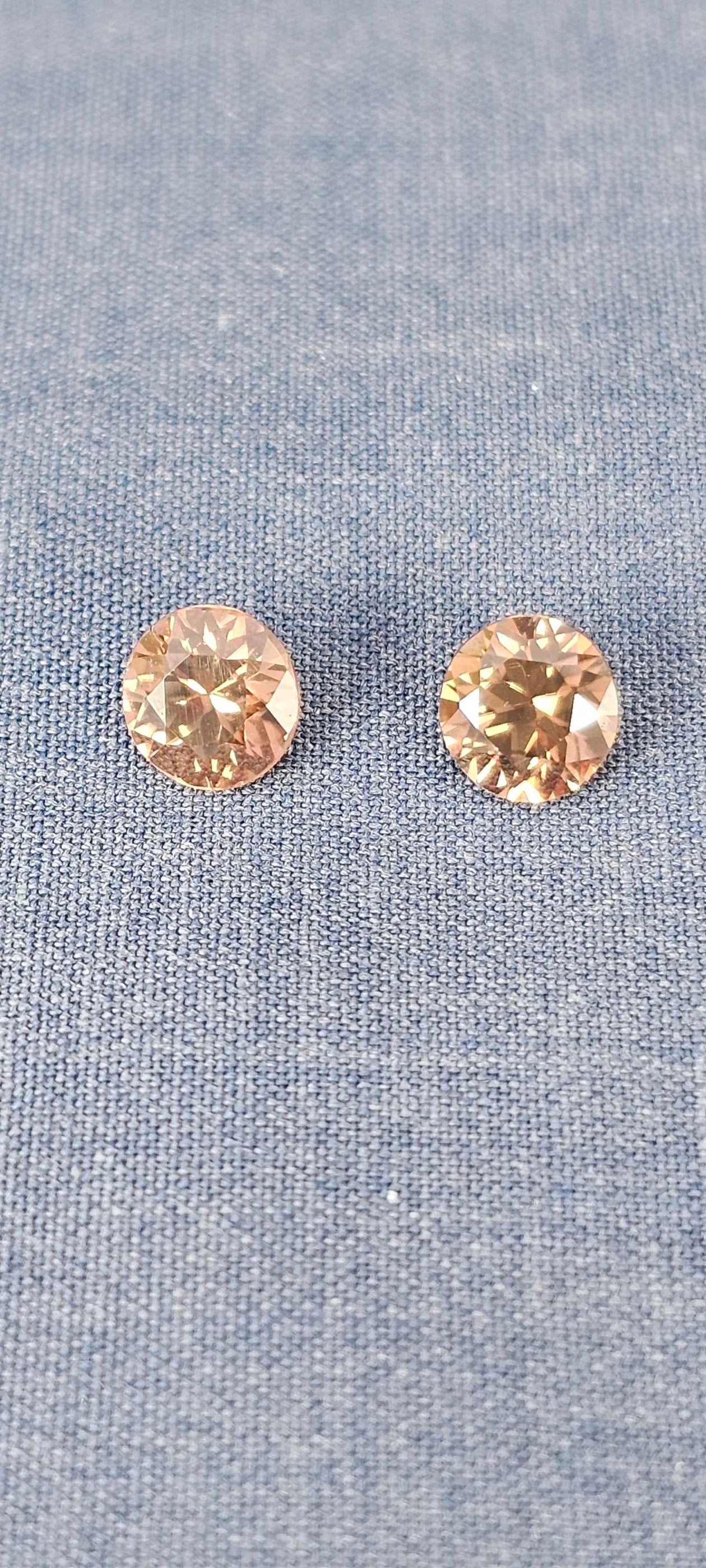 Splendid Harts Range Zircon pair – Evolution Gemstones