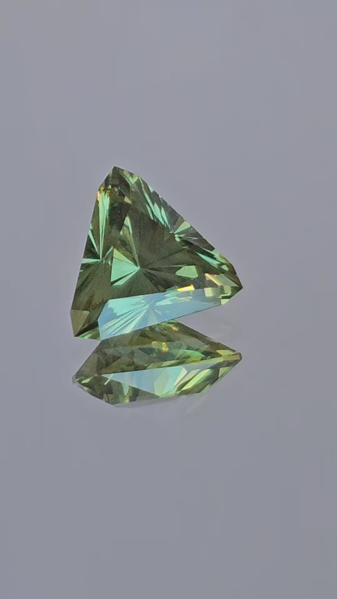 1.8ct Stunning Green Triangle Sapphire – Evolution Gemstones